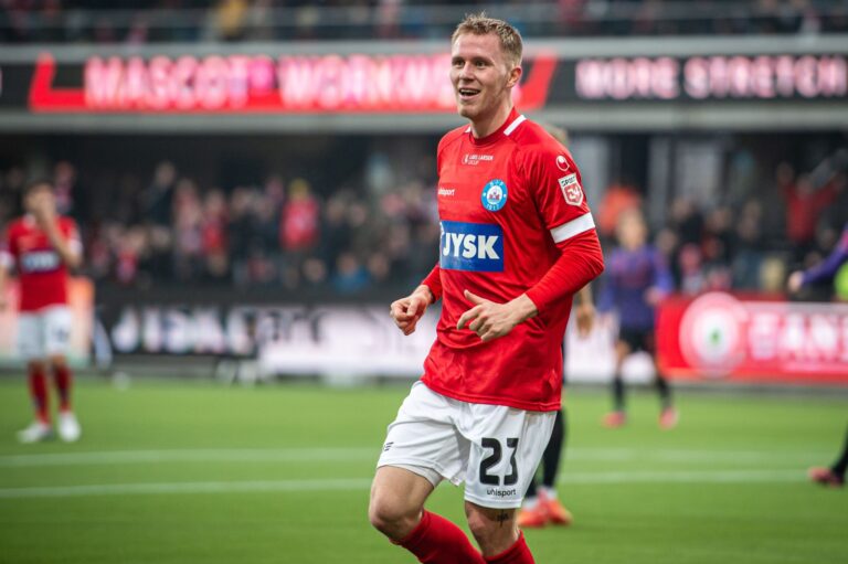 Sejr sender SIF på førstepladsen