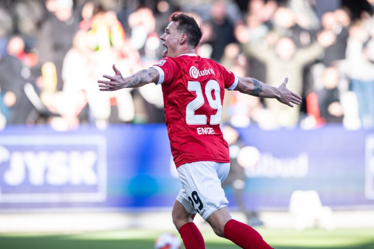 Bag Linjerne med Lukas Engel